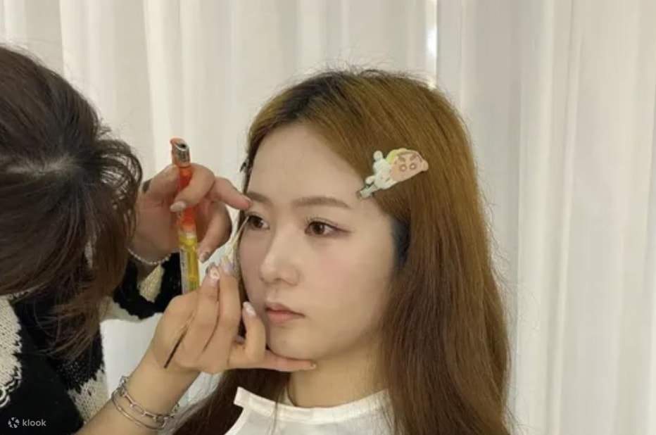 K-pop Celebrity Hotspot Beauty Salon: Hair & Makeup Experience - Klook