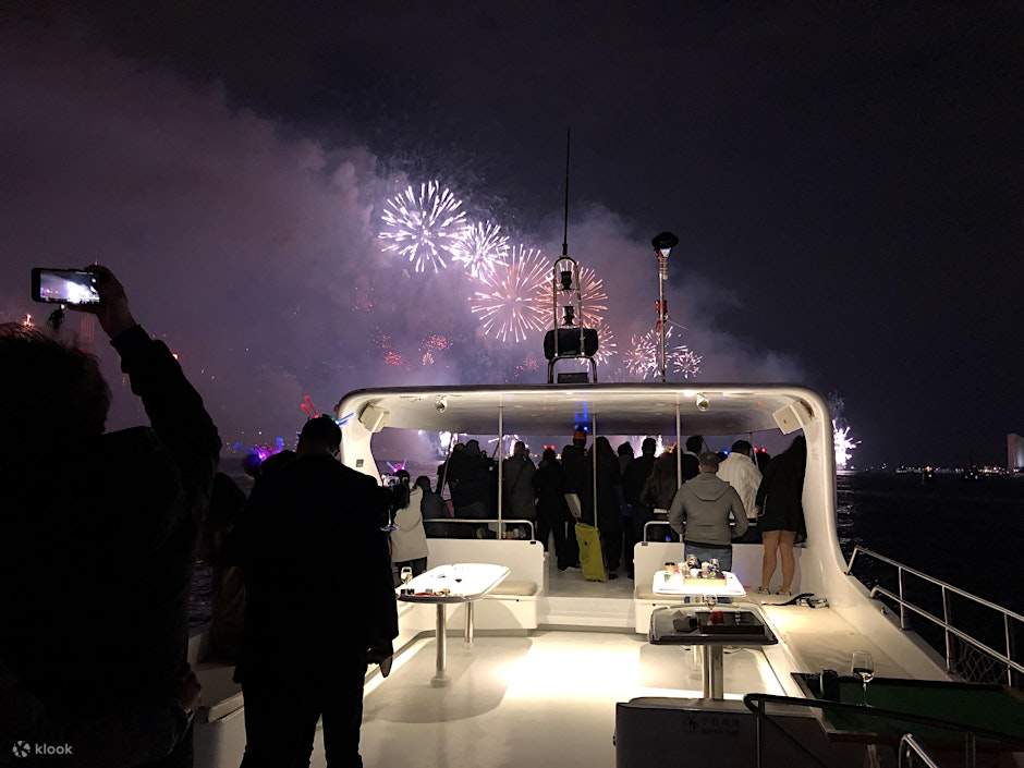 2025 New Year's Eve Fireworks Yacht Cruise - Klook Estados Unidos