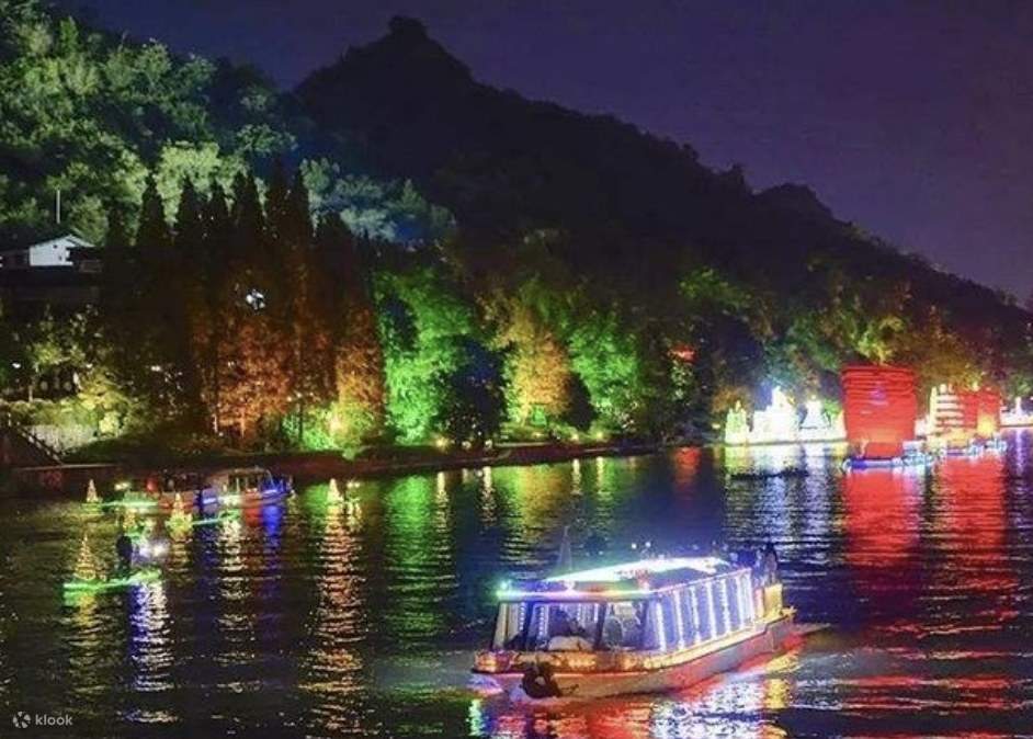 Guilin Illuminated Night Tour with Two Rivers and Four Lakes Cruise ...