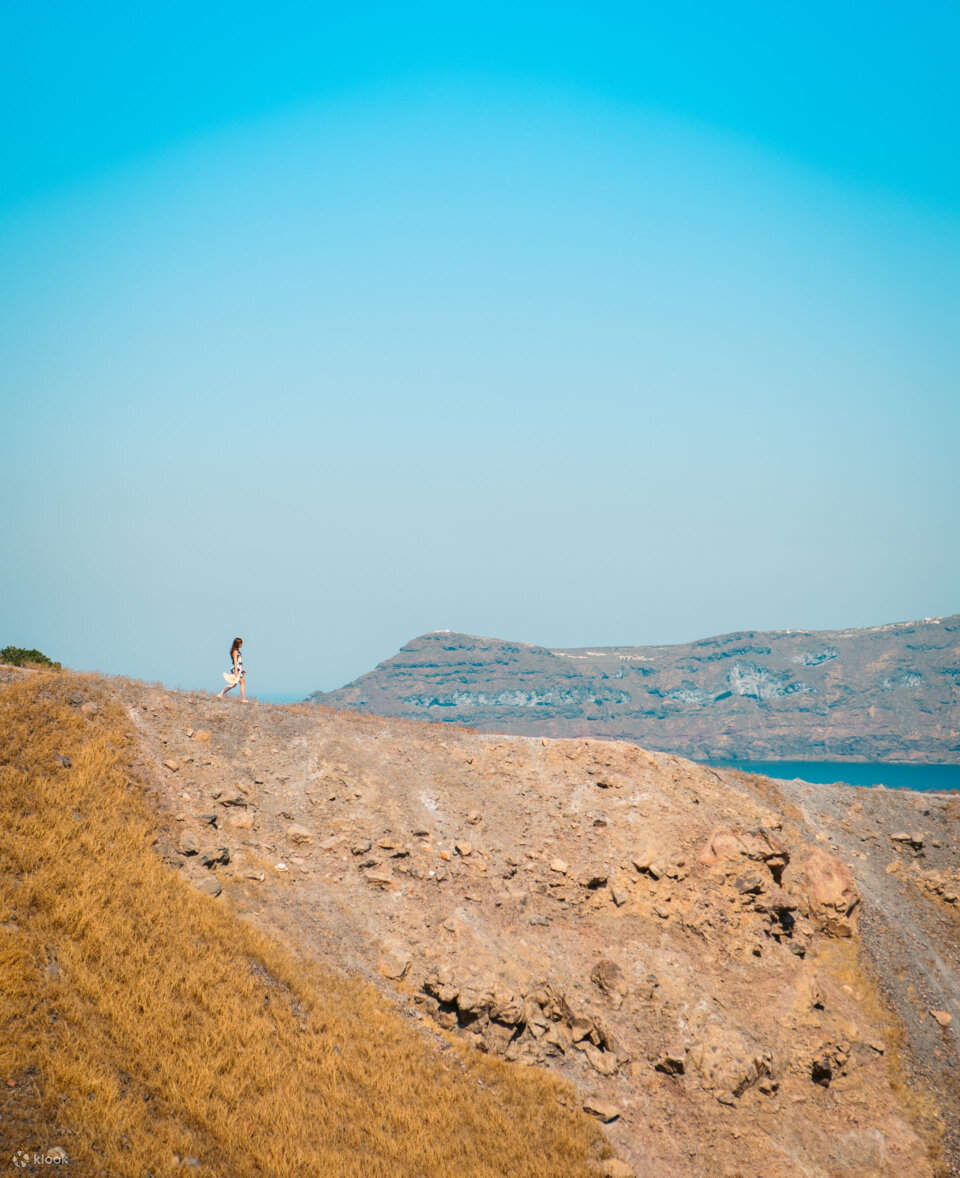 体验圣托里尼的神奇游船之旅：火山、温泉和锡拉夏岛 Klook客路
