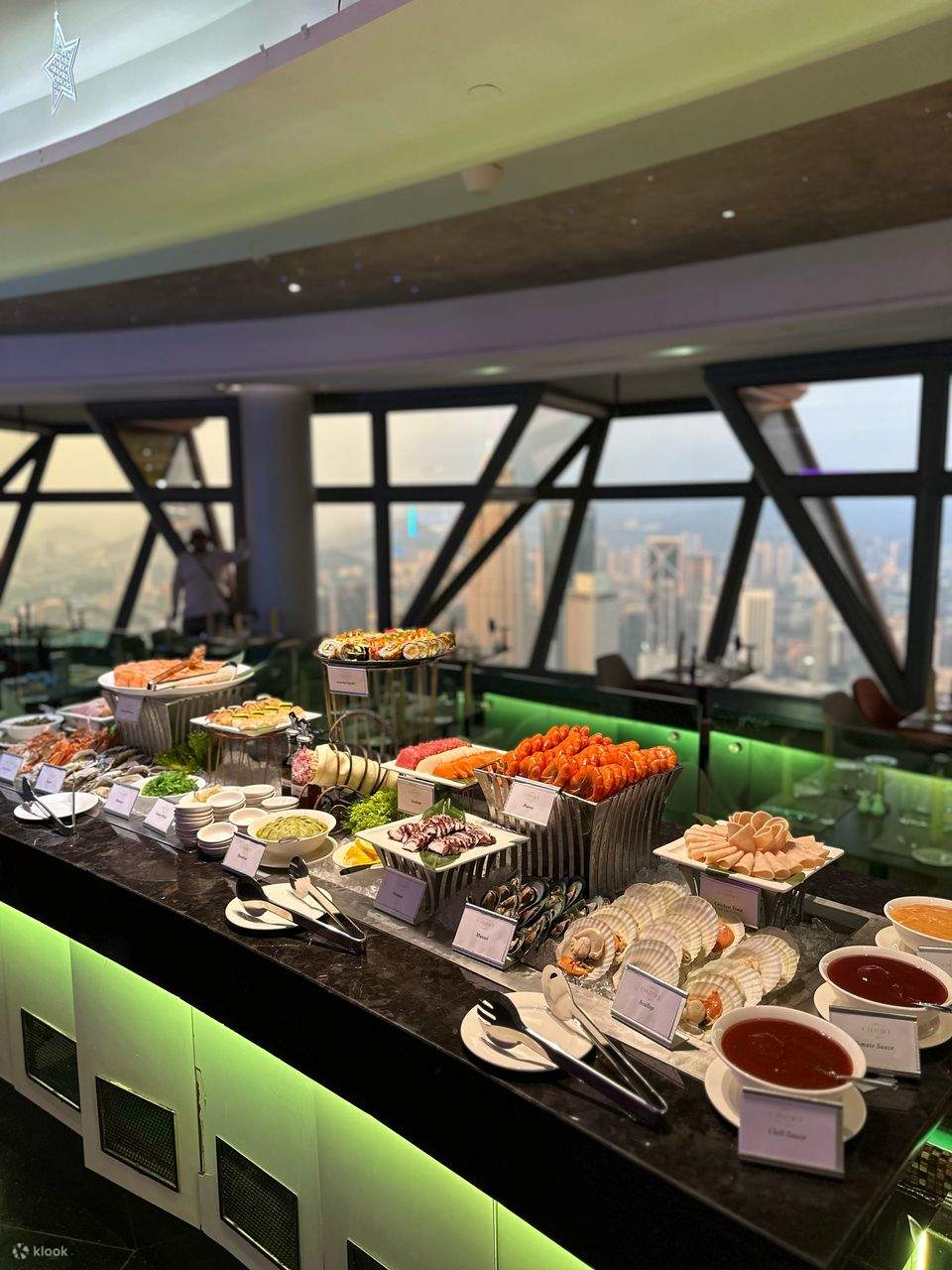 吉隆坡塔 ORBIT 旋轉餐廳 – 360° 全景和吉隆坡精緻餐飲 - Klook香港
