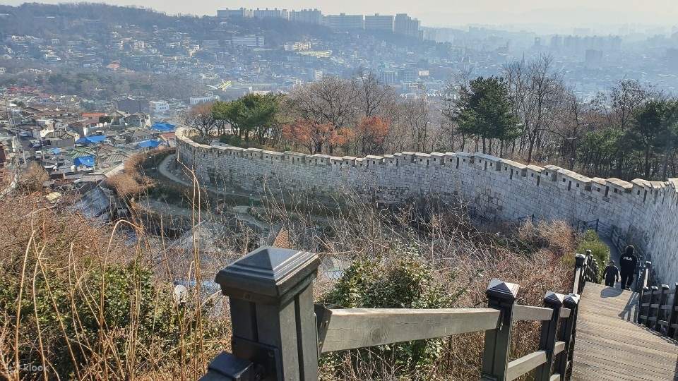 Seoul Fortress Wall Walking Tour: Waryong Park - Naksan Park section ...