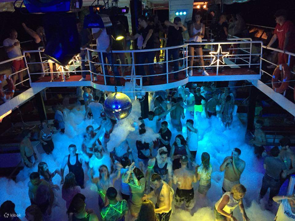Experience an Unforgettable Night Disco on the Luxury Yacht Starcraft ...