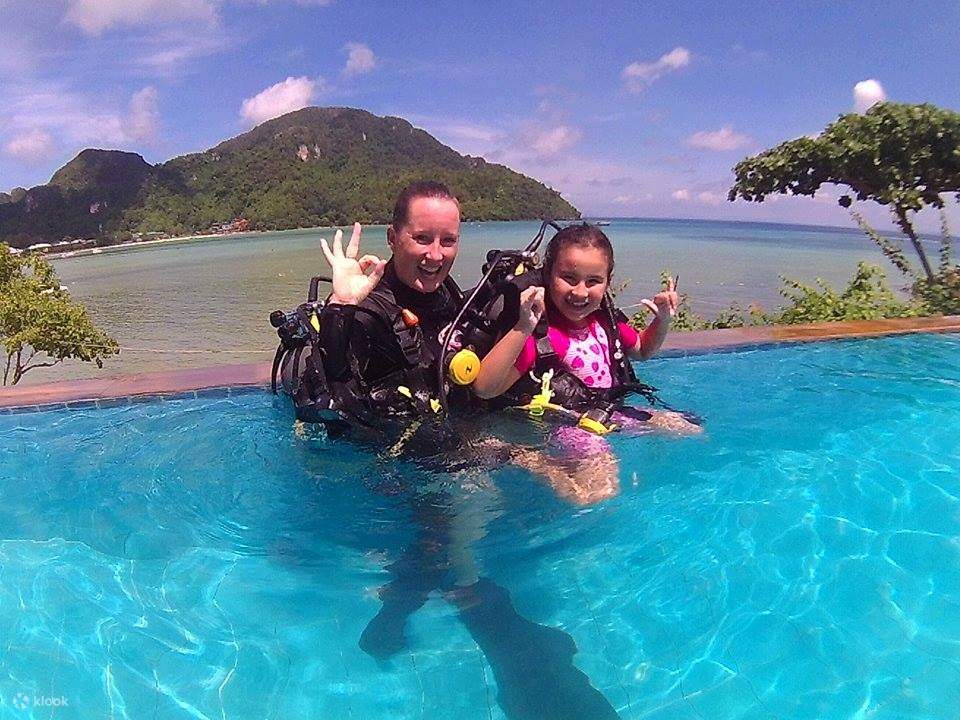 Rasakan Scuba Diving dengan Pool Training di PADI 5 Star Dive Resort ...