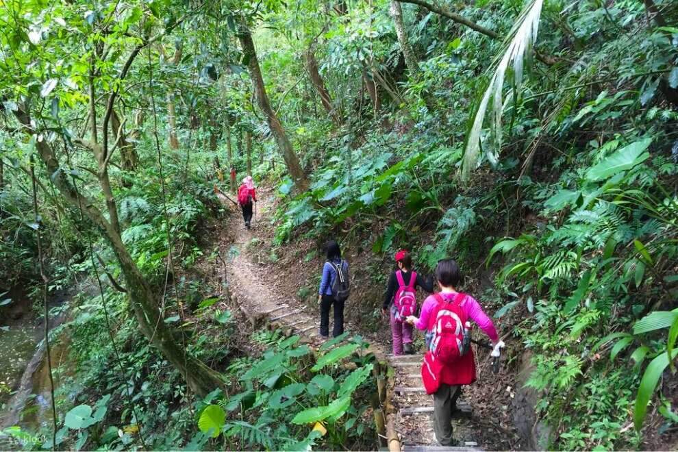 "Nostalgic Visit" Lonely Planet recommended route. Wanggujingtong Day ...