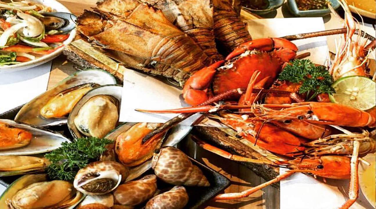 Seafood Buffet and Free Flow Drinks at Burn Whale at Siam Square