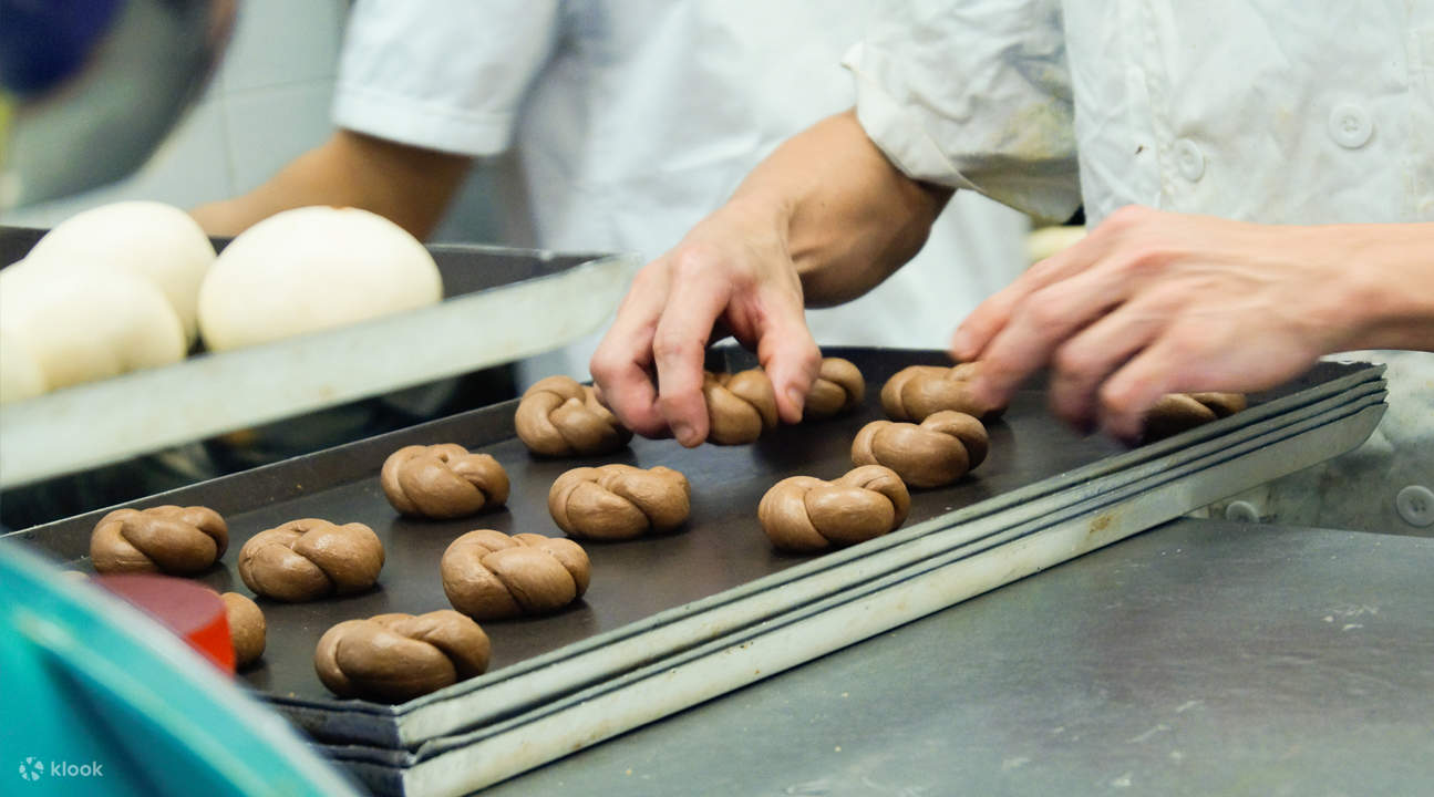 Hong Kong Flaky Lotus Pastry Set in Tanjong Pagar, Singapore - Klook ...