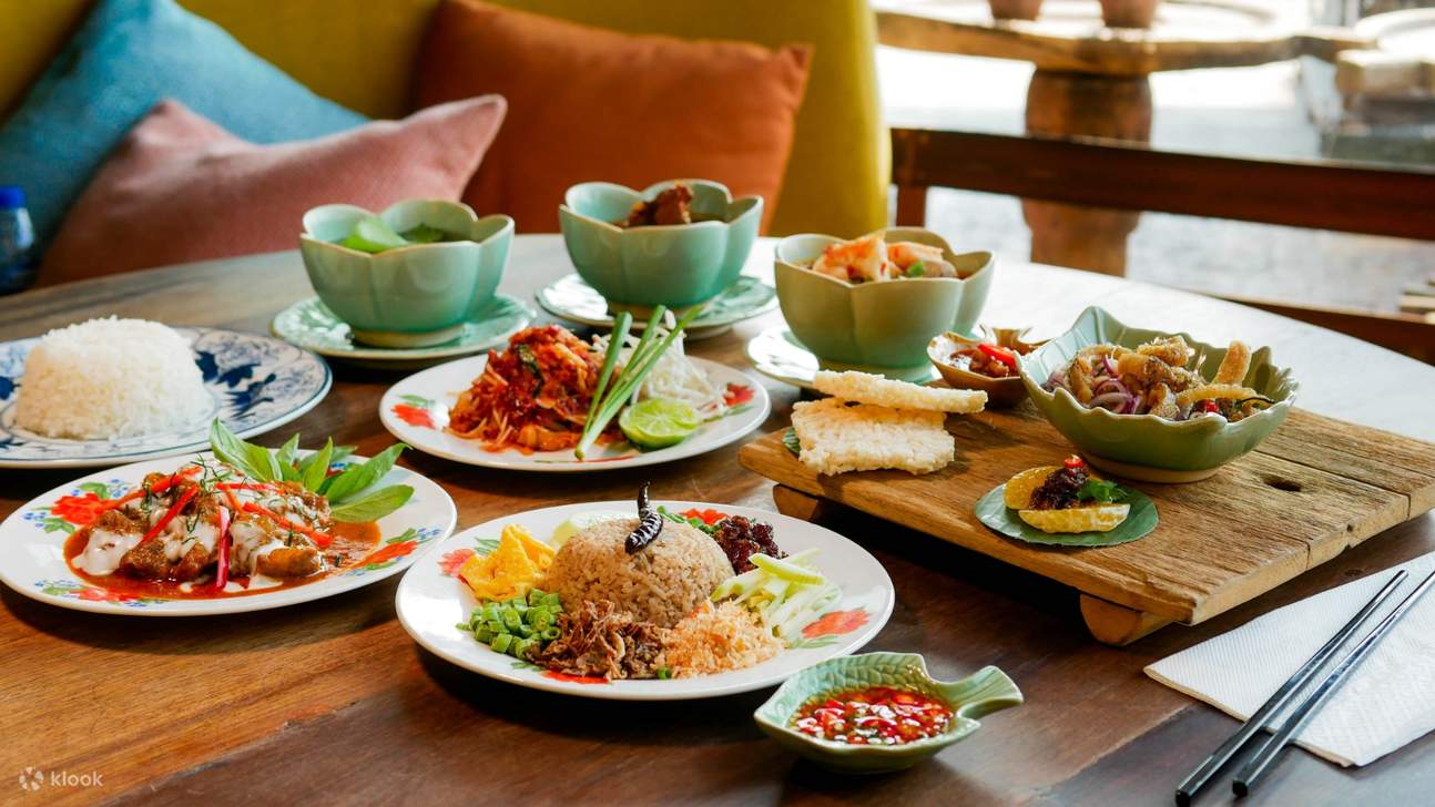 Lunch and Dinner Set at Supanniga Eating Room in Tha Tian - Klook ...