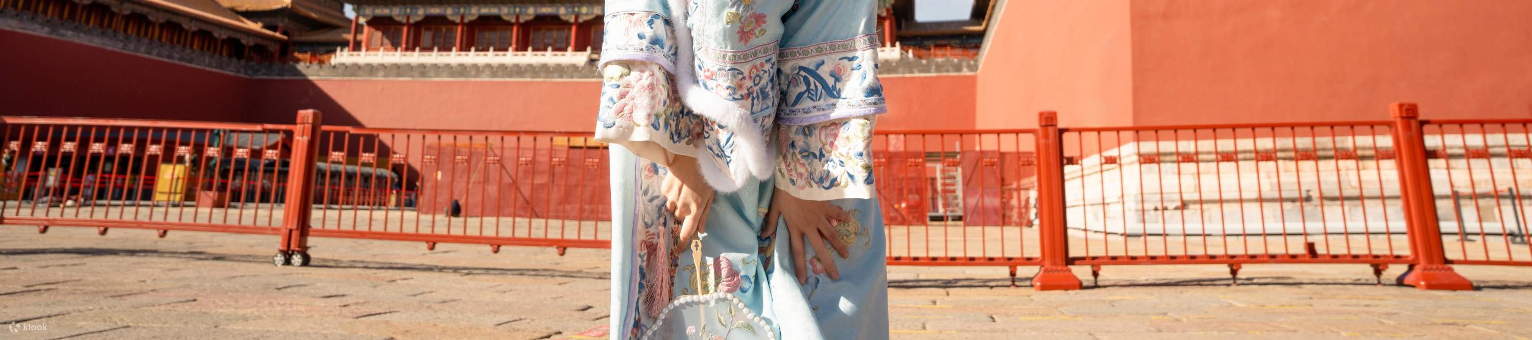 Tourists take photos in ancient Chinese costumes of Qing Palace ...