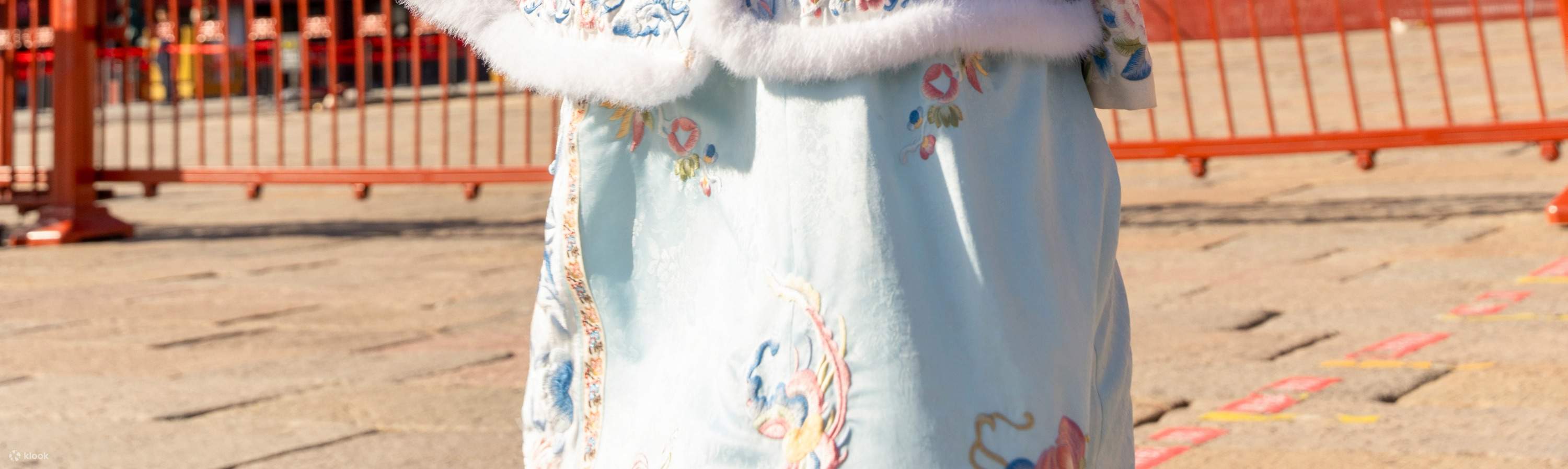 Tourists take photos in ancient Chinese costumes of Qing Palace ...