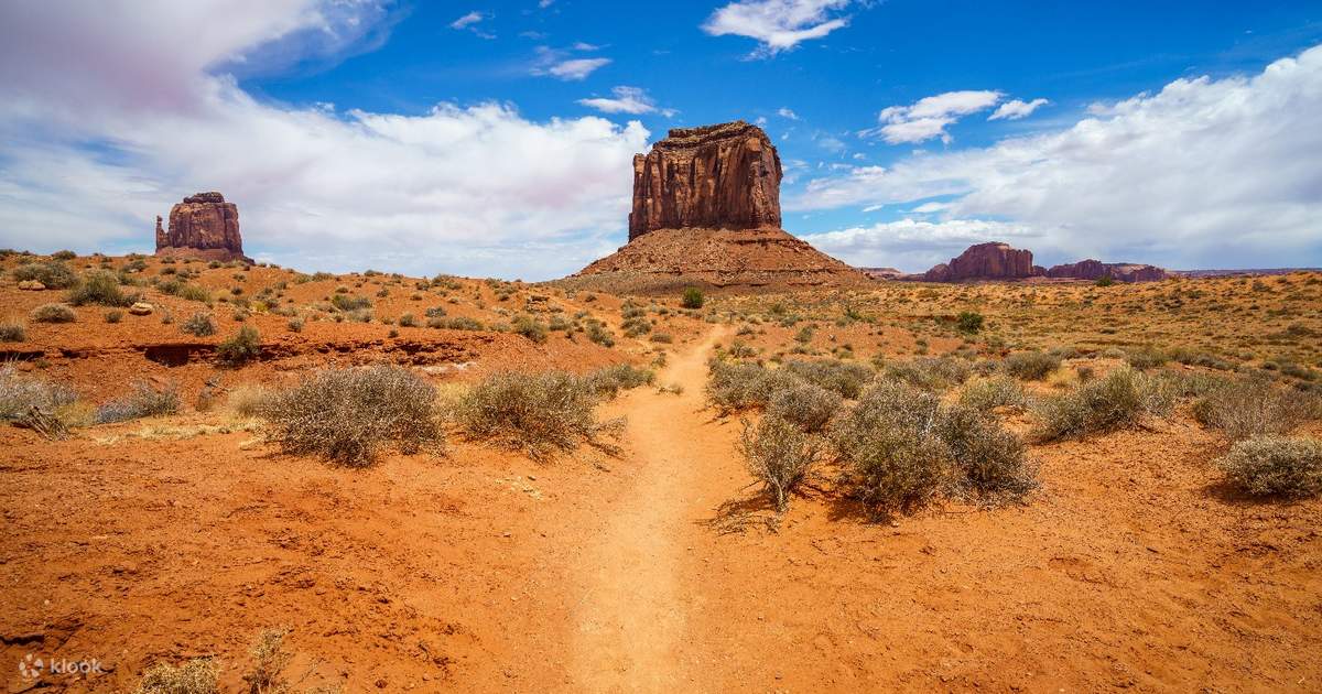 Paglalakbay na Nagmamaneho sa Navajo Tribal Park Monument Valley na May ...