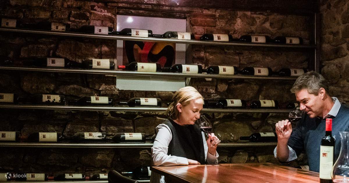 Cata privada en la bodega subterránea de vinos St Hallet - Klook España