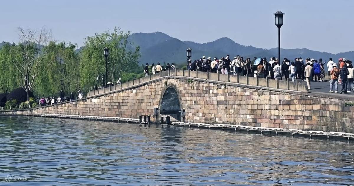 Half-day tour of the north side of West Lake: 50-minute cruise on the ...