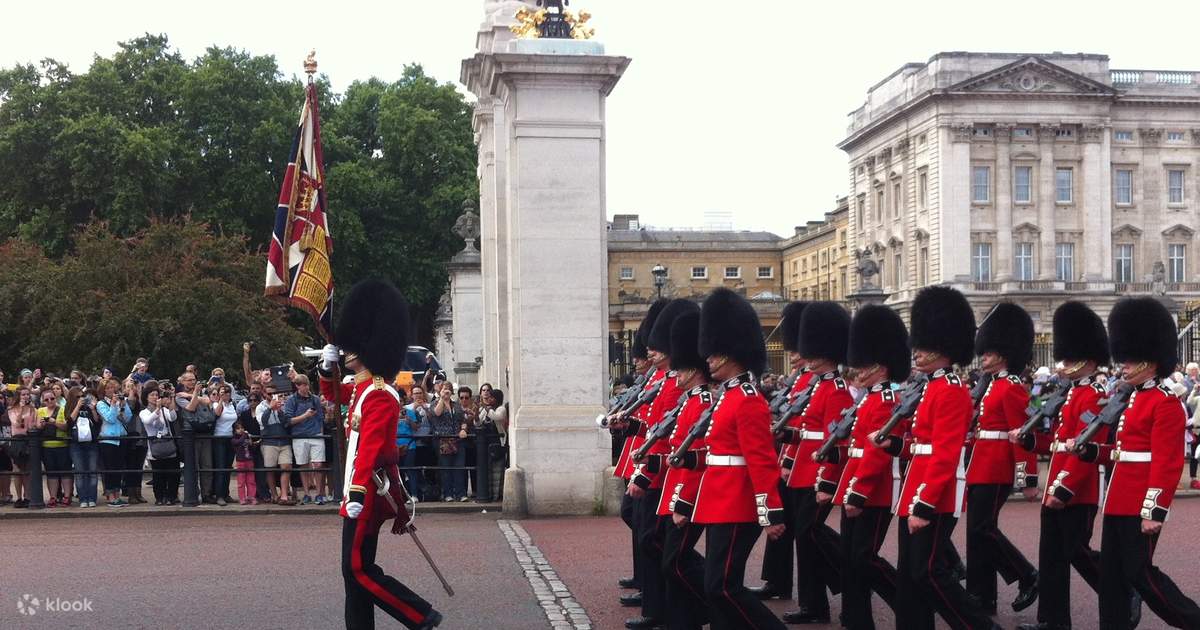 Pagpapalit ng Guwardiya sa London sa Buckingham Palace, United Kingdom ...