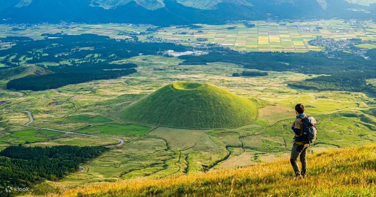 Kumamoto Castle + Mount Aso + Crater + Kusasenri + Mount Kishima ...