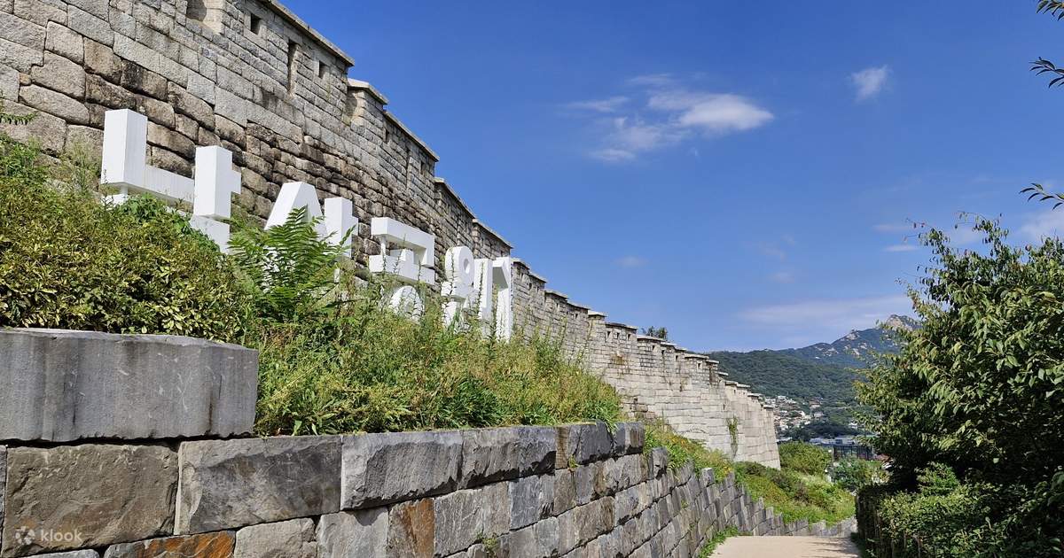 Seoul Fortress Wall Walking Tour: Waryong Park - Naksan Park section ...