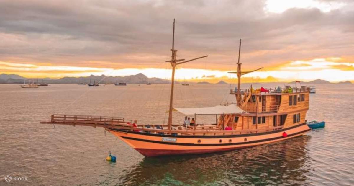 Pelayaran Phinisi Alami Komodo Liveaboard Labuan Bajo - Klook Indonesia