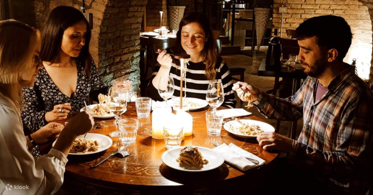 Mencicipi anggur dengan cahaya lilin dan makan malam di gua Romawi kuno ...
