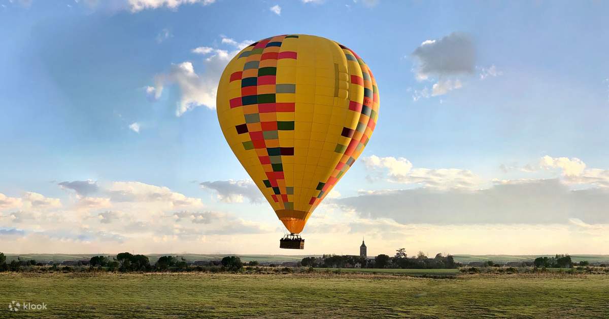 Paseo en Globo Aerostático al Amanecer en Segovia desde Madrid - Klook ...