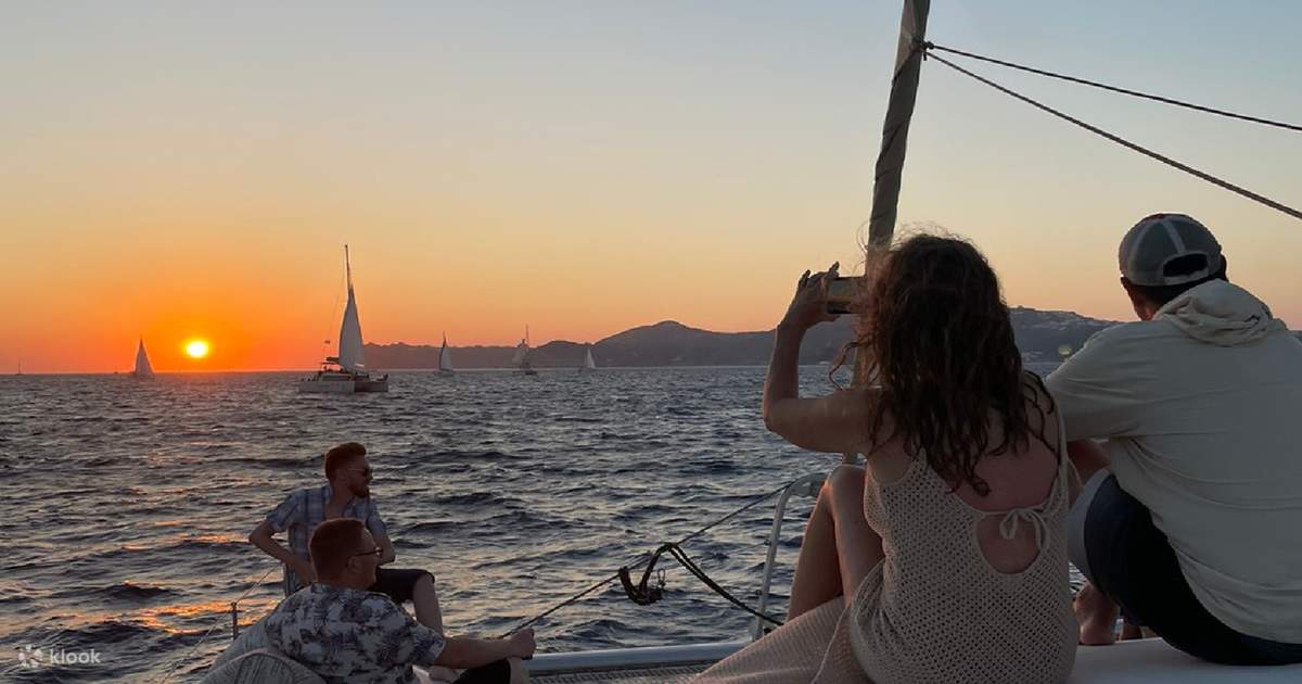 Croisière en catamaran au coucher du soleil à Santorin avec sources ...
