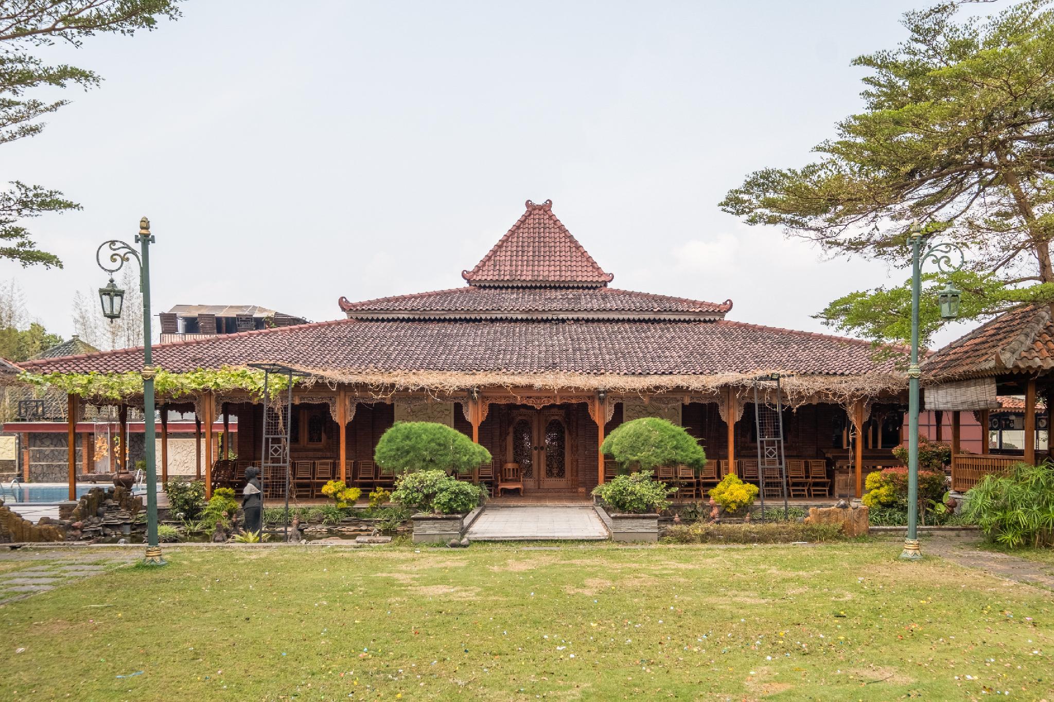 RedDoorz Premium at Joglo Garut Cottage Syariah in Garut | 2025 Updated ...