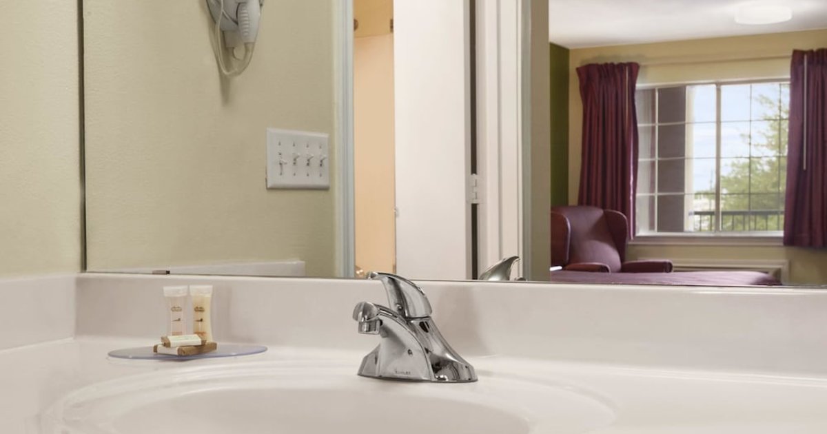 Howard Johnson by Wyndham Grand Prairie Near Lone Star Park in Grand ...