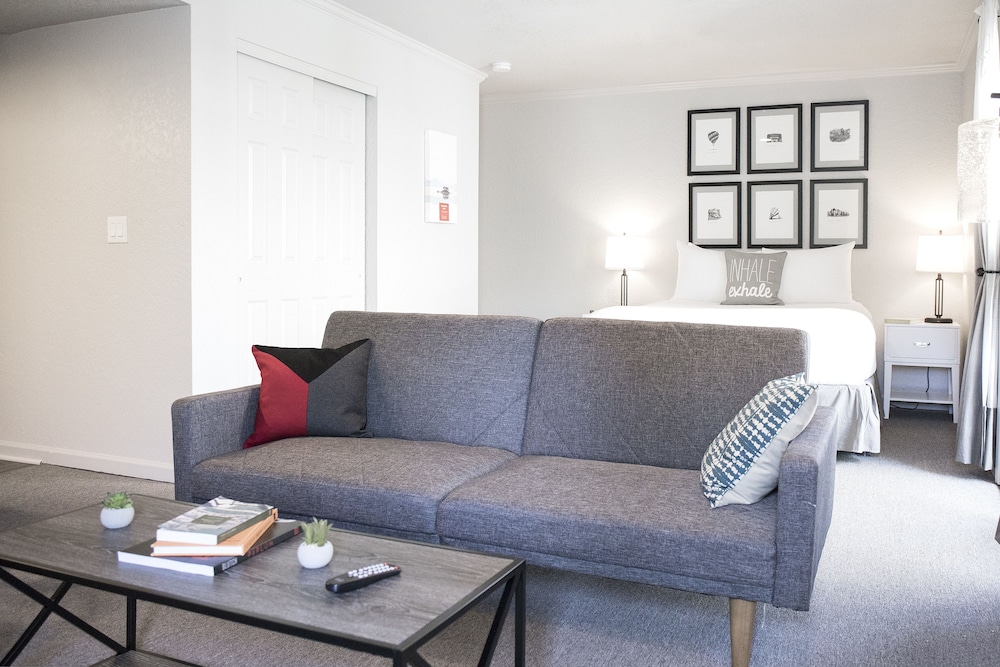 Cloverleaf Suites Overland Park in Overland Park | 2024 Updated prices ...