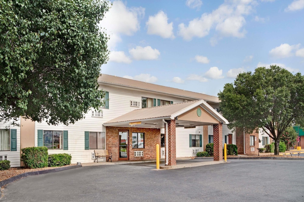 Super 8 by Wyndham West Memphis in | 2025 Updated prices, deals - Klook ...