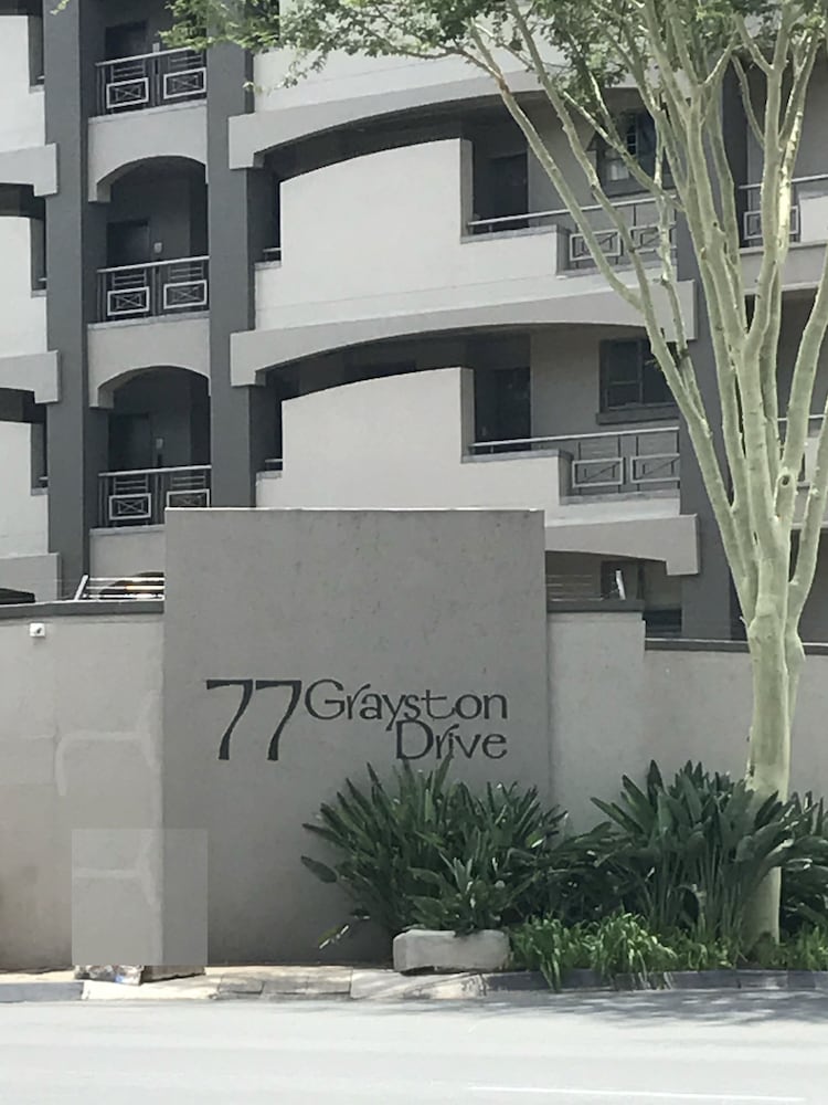 77 Grayston Apartment in City of Johannesburg Metropolitan Municipality ...