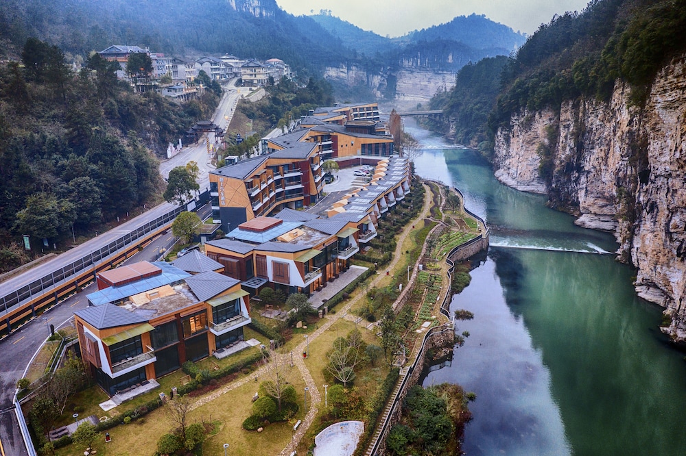 Spring Posh Roadsun International Hotel & Resort in Zhangjiajie City ...