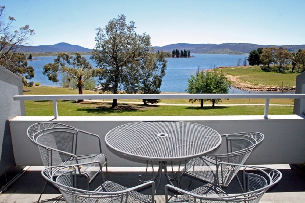 Horizons 418 - Lake Jindabyne Waterfront in Snowy Monaro Regional ...