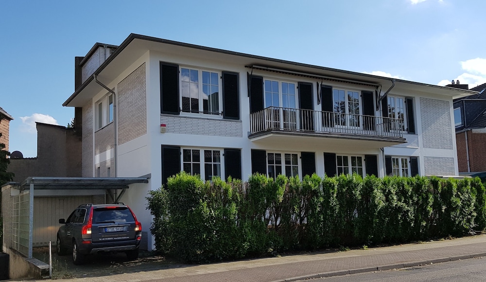 Representative City Villa in Rhein-Kreis Neuss | 2025 Updated prices ...