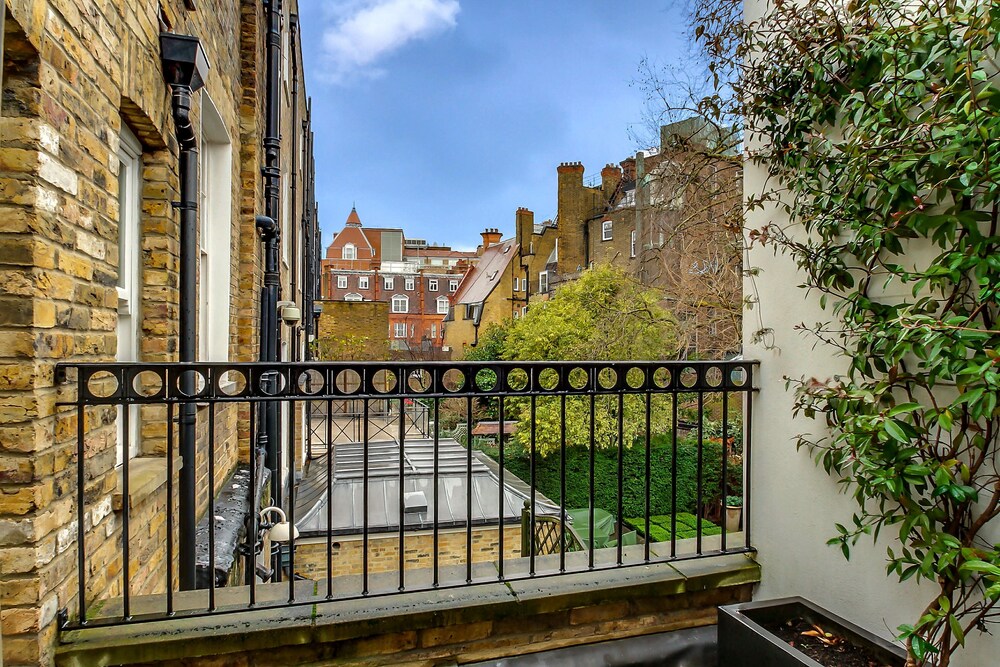 Pont Street Mews Townhouse in London | 2024 Updated prices, deals ...