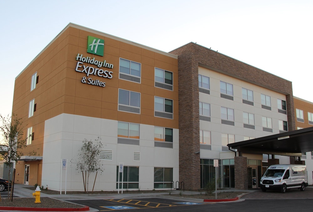 Holiday Inn Express & Suites Phoenix - Airport North, an IHG Hotel in ...