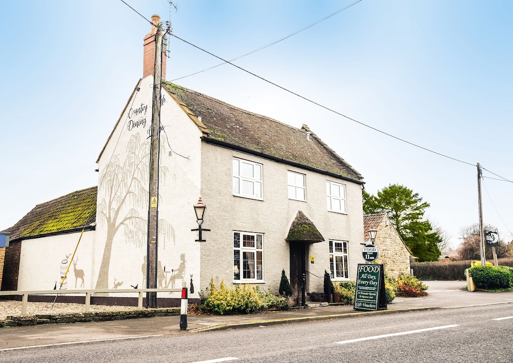 The Half Moon Inn and Country Lodge in | 2025 Updated prices, deals ...