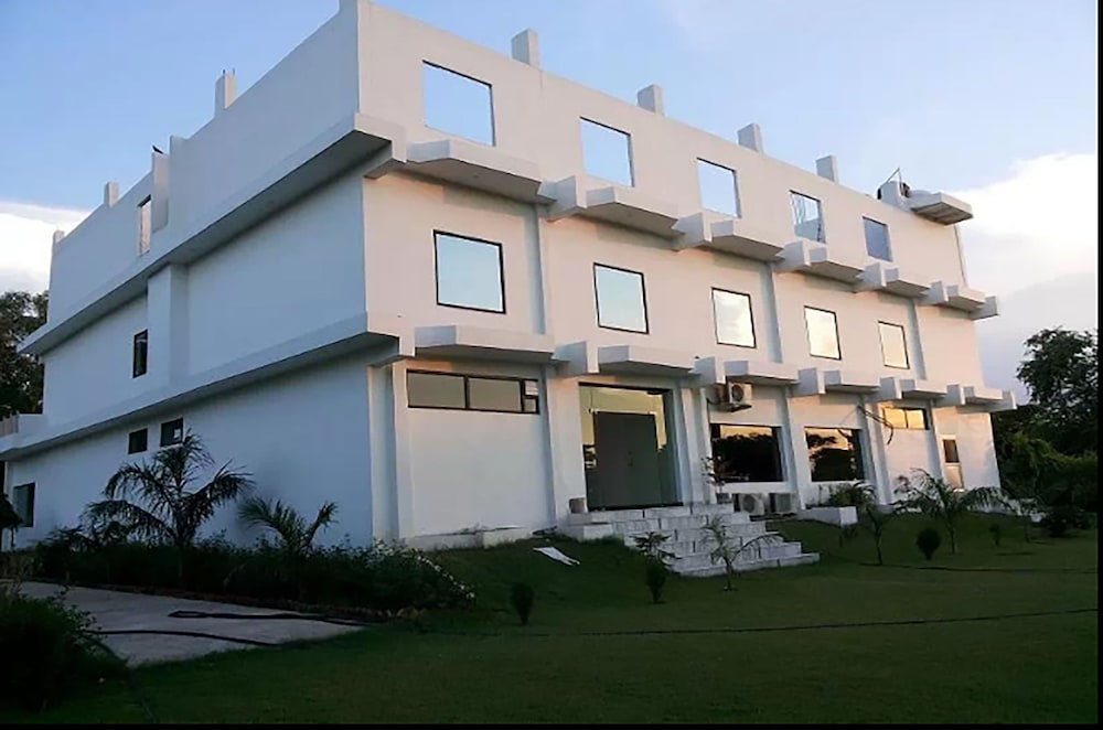 OYO 24081 Hotel Lata Palace & Resort in Agra | 2025 Updated prices ...