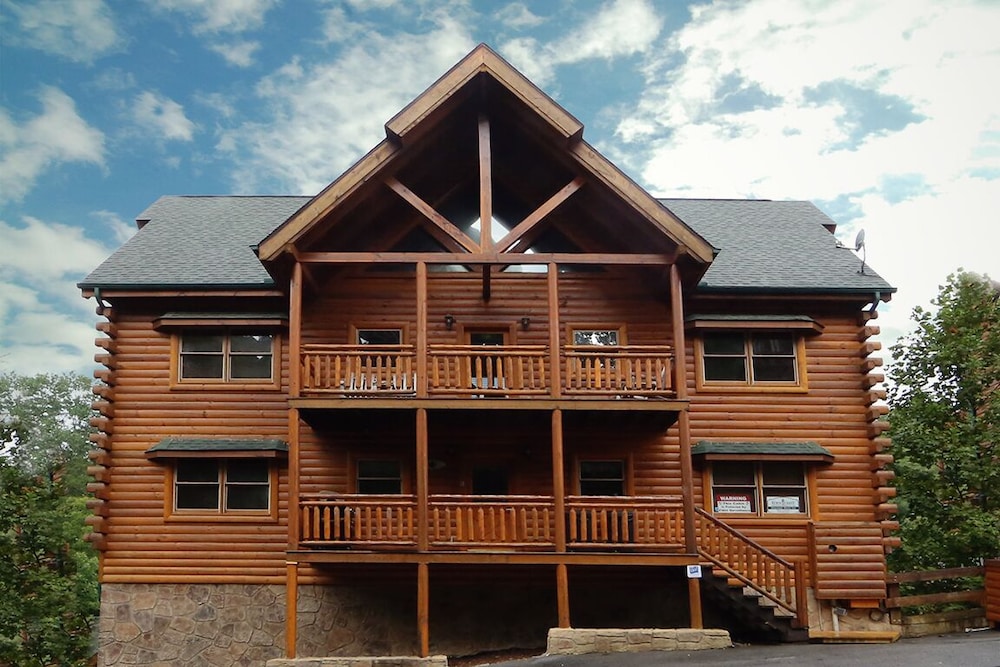 Mountain Movie Inn - Six Bedroom Cabin in null | 2023 Updated prices ...