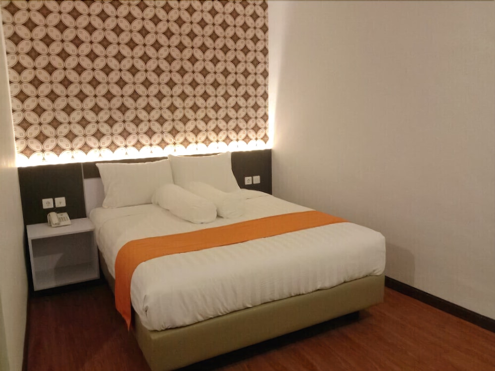 Front One Boutique Tugu Muda Semarang in Semarang | 2025 Updated prices ...