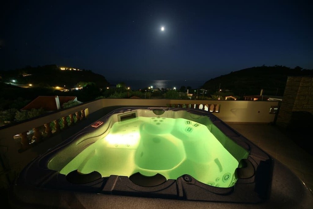 Beach Studio With Garden, Jacuzzi, BBQ in Municipality of Chios | 2024 ...