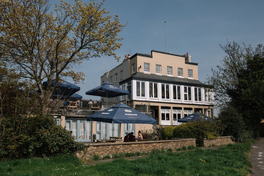 Royal Hotel, Bar & Grill | 2025年最新优惠价格 - Klook客路中国内地