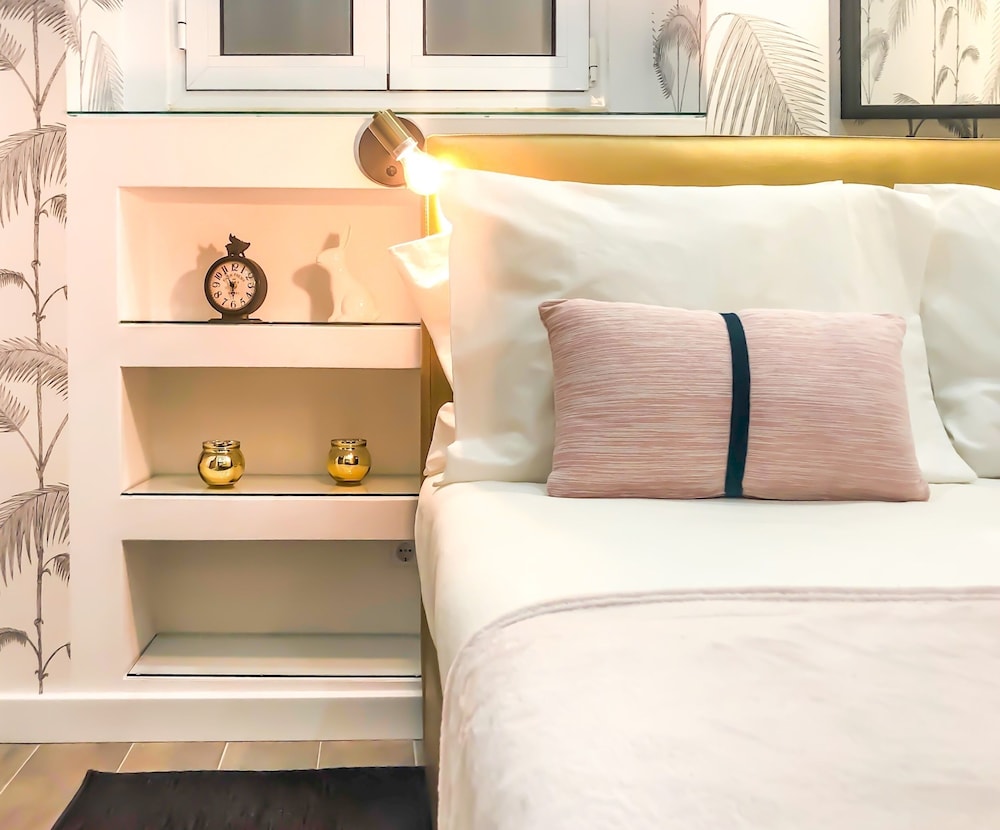 Lis002 · Snuggle up in the Metallic Bed at a Snug, Chic Studio in ...