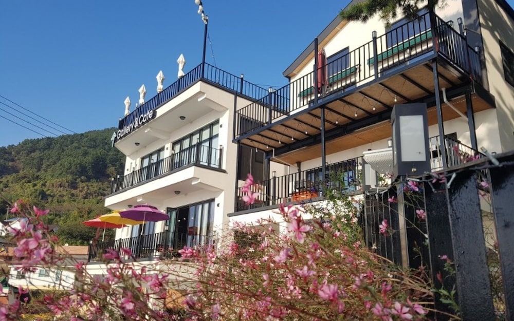 Geojedo Su Gallery Cafe Pension in Geoje-si | 2023 Updated prices ...