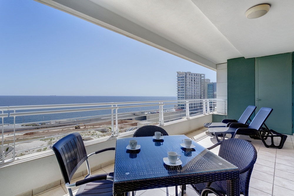 Stunning Seafront Lux Apt Fort Cambridge wt Pool in Sliema | 2023 ...