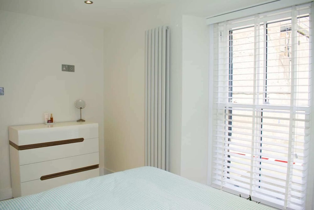 Bright 1 Bedroom City Centre Home With Historic Twist in City of ...