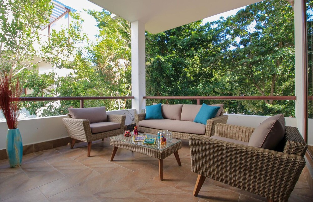 Chic Modern Condo Private Balcony Infinity Pool in the Complex Wellness ...