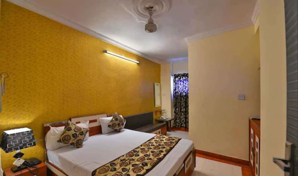 Goroomgo Revoli Amritsar in Amritsar | 2024 Updated prices, deals ...