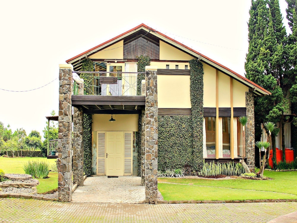 De Villa Istana Bunga by HouseinBandung in Parongpong | 2023 Updated ...