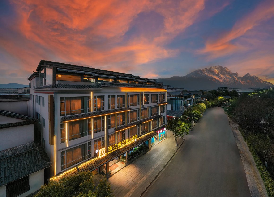 Lijiang ancient city Zangyuan snow mountain view hotel (big water wheel ...