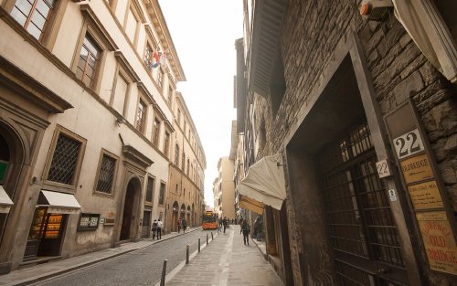inside ponte vecchio bridge