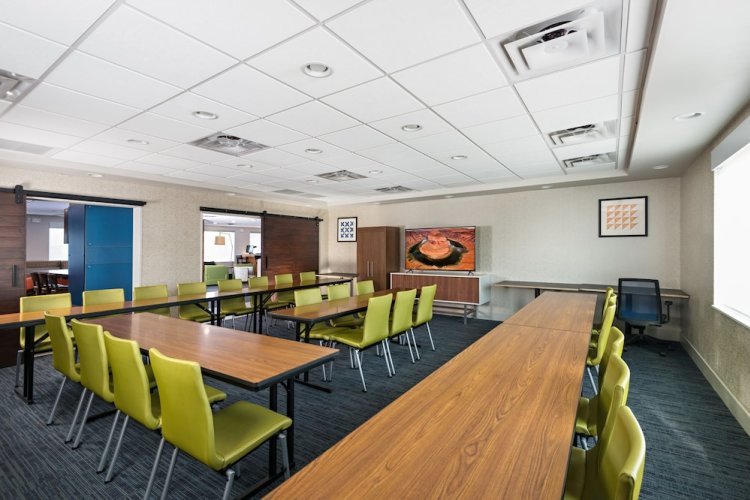 Holiday Inn Express Hotel & Suites PEORIA NORTH - GLENDALE, an IHG ...